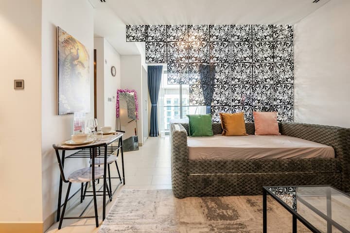 A Studio For Complete Family ! Minutes To Downtown - Dubai Airport (DXB) 
