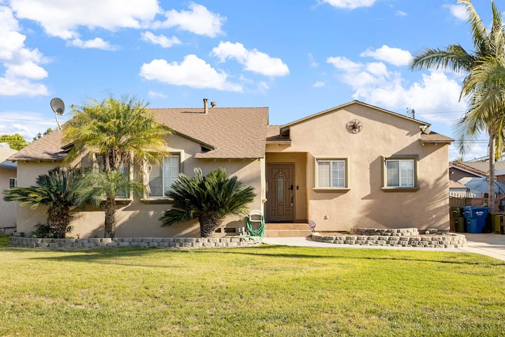 Family Oasis | Near Disneyland & Knotts - Downey, CA