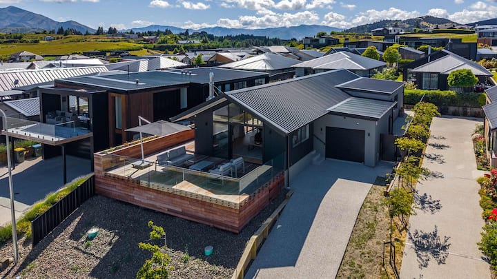 Mountainlight Escape - With Lake And Alpine Views - Wanaka