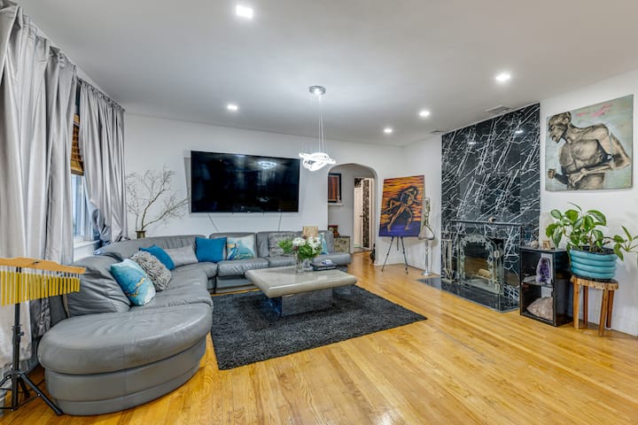 8 Mi To Jones Beach State Park! Cozy Home W/ Porch - Freeport, NY