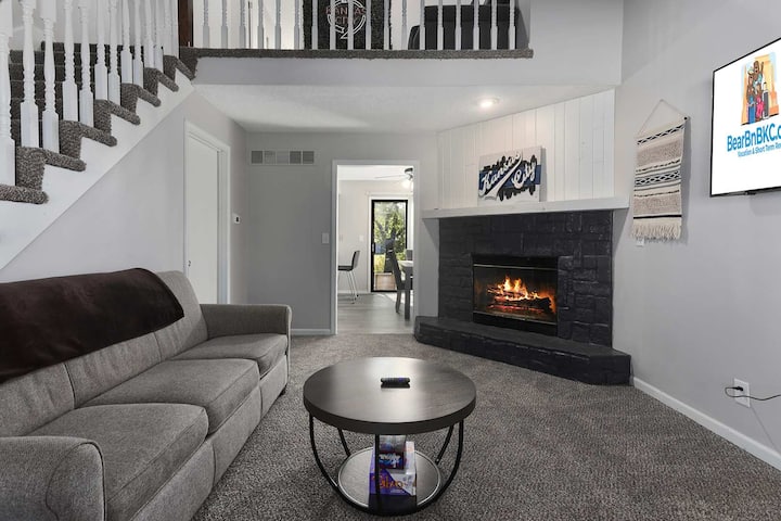 Sleeps 9|kingbeds|wifi_freeparking_op Townhome - Overland Park, KS