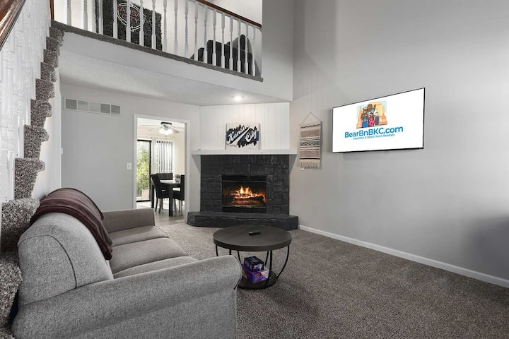 Op Townhouse+sleeps 9+kingbeds_free Parking - Overland Park, KS