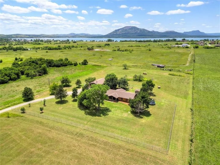 Gorgeous Retreat On 10 Private Acres | Sleeps 7! - Lake Lawtonka, OK