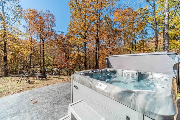 Monarch Manor Cabin W/ Hot Tub, Games, Fire Pit - Clarkesville, GA