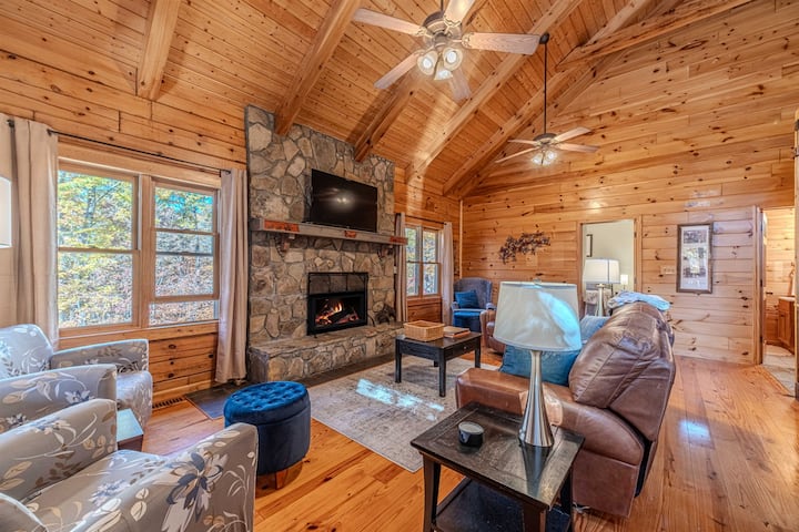Monarch Manor Cabin W/ Hot Tub, Games, Fire Pit - Clarkesville, GA