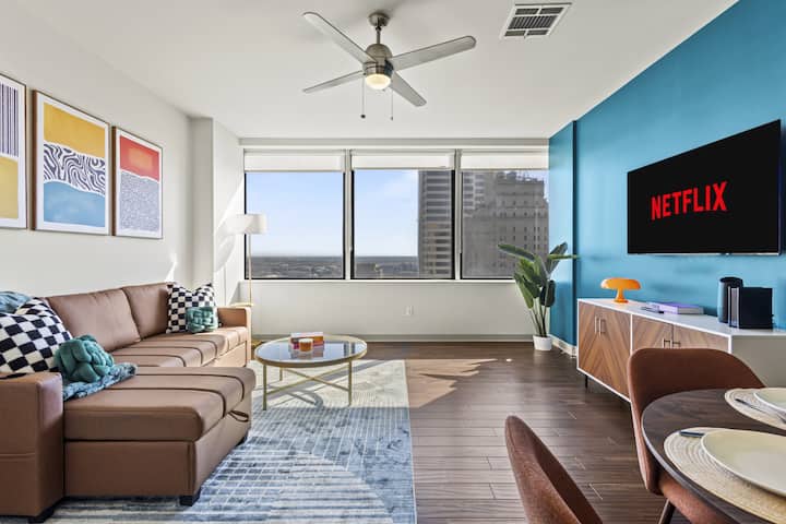 Downtown 1 Br | Modern | City Views | Gym | Pool - United States