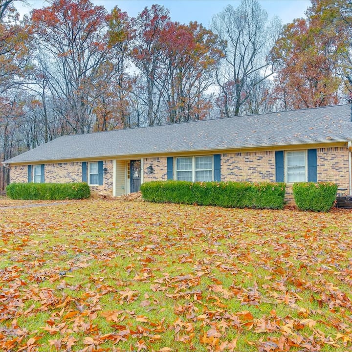 Cul-de-sac Hideaway W/ Grill + Fireplace - Jackson, TN