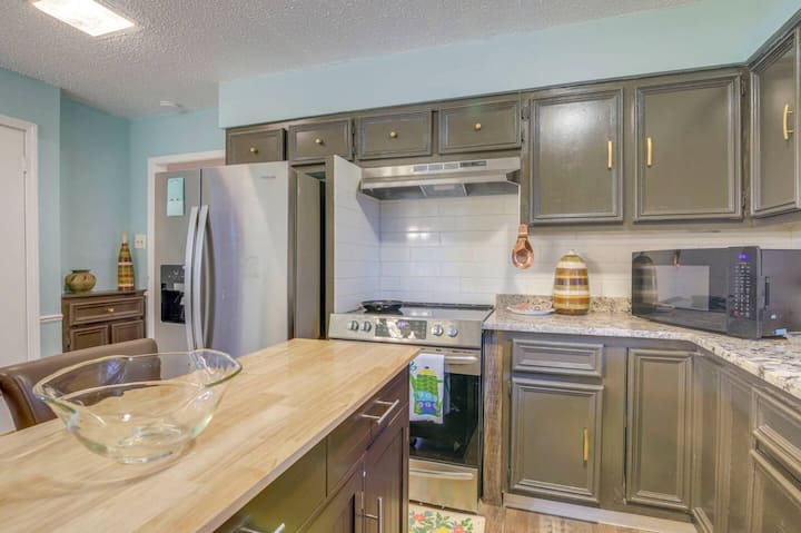 Cozy Jackson 3br Hideaway W/ Grill & Fireplace - Jackson, TN