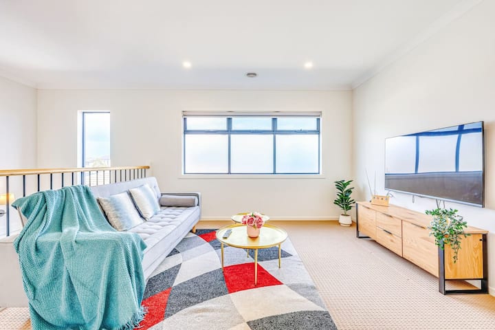 Stayau Serene Point Cook Getaway: A Spacious 4brm - Point Cook