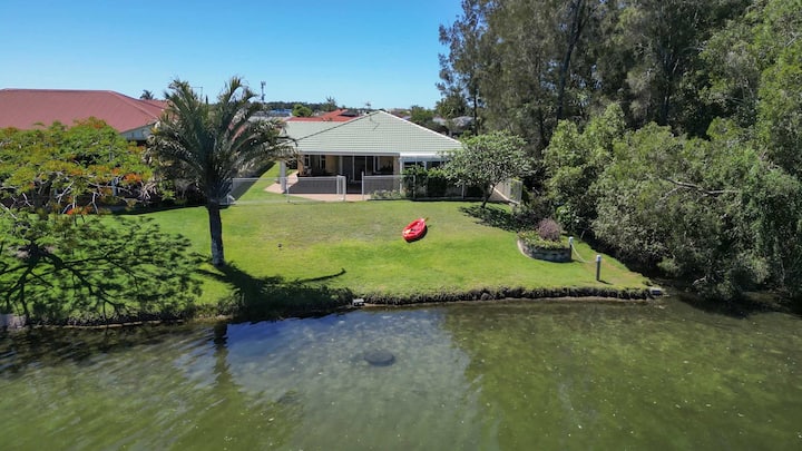 Waterfront - Kolora Lake House - Oceanstays - Yamba