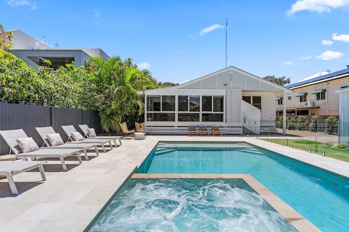 Beachfront Family Retreat - Pool, Spa,beach - Hervey Bay