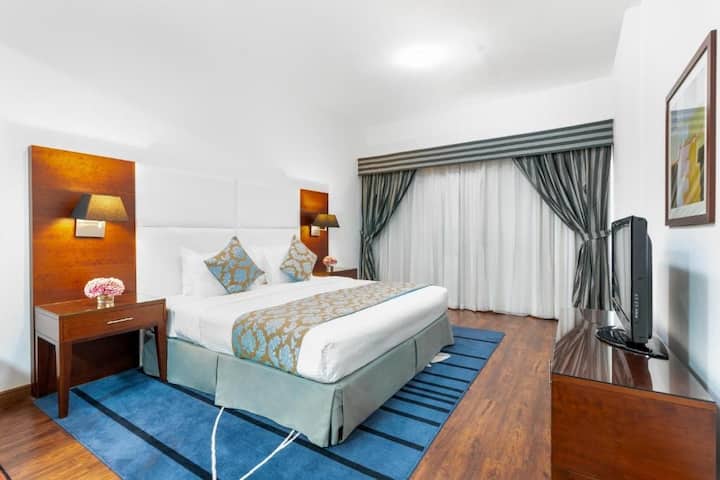 Deluxe King Room Near Sahara Center Sharjah - Sharjah