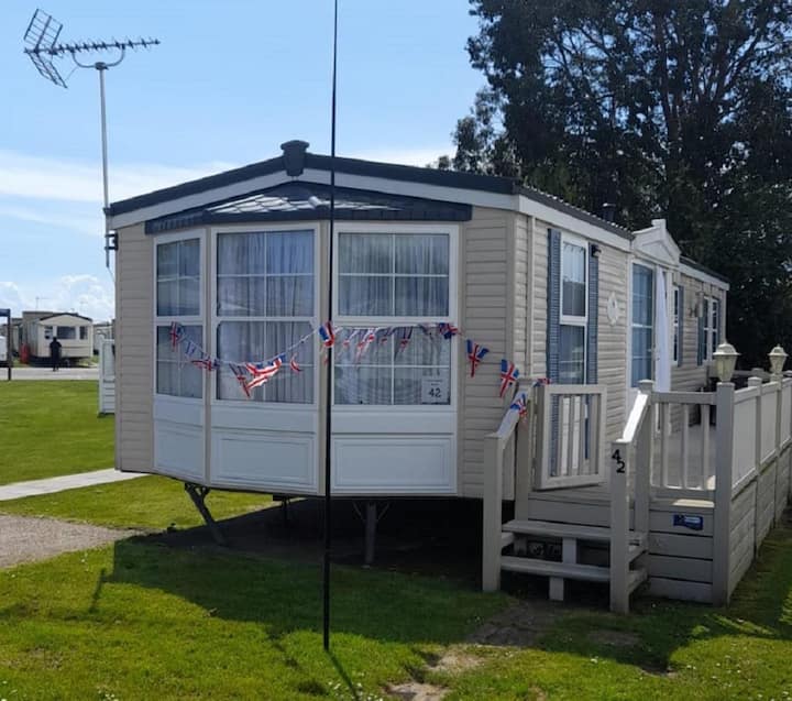 Caravan At Naze Marine In Essex Ref 17042sw - Walton-on-the-Naze