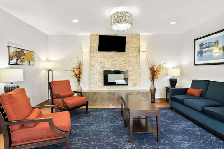 Family-friendly Stay Near Joliet Mall And Downtown - Joliet, IL