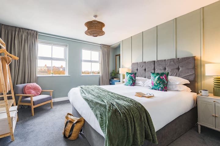 Penthouse Suite | Quiet Central Escape | Sleeps 4 - Scarborough