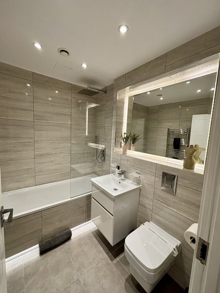 Modern Ground Floor Flat Near Shops &Train Station - Woking