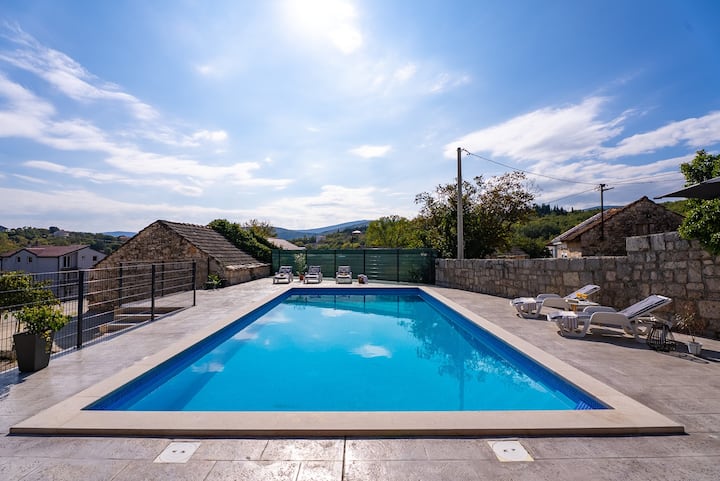 Villa Gloria: Stylish 5-bedroom Retreat - Imotski