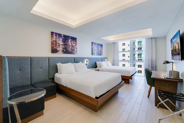 Circ Hotel Studio • 2 Queens • Rooftop Pool & Gym - Hollywood, FL