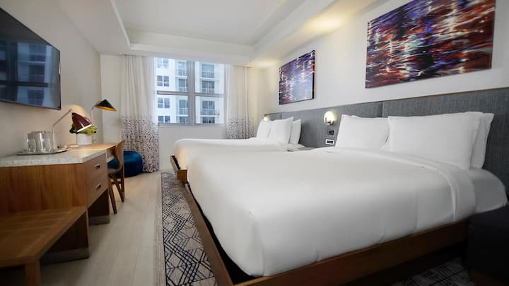 Circ Hotel Studio • 2 Queens • Rooftop Pool & Gym - Hollywood, FL