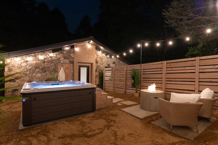 Luxury Cabin W Hot Tub, Sauna, Hidden Movie Room! - Gatlinburg, TN