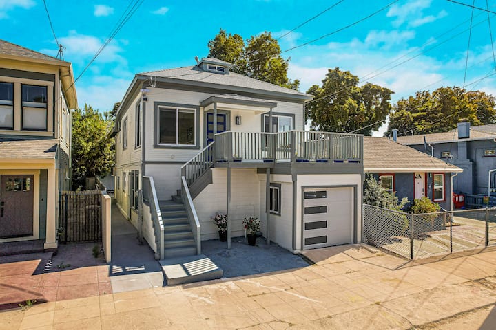 2 Mi To San Francisco Bay: Family Home W/ Decks! - Oakland, CA