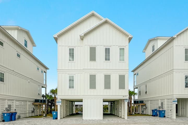 Feels Like Home At The Osprey | Community Pool - Orange Beach, AL