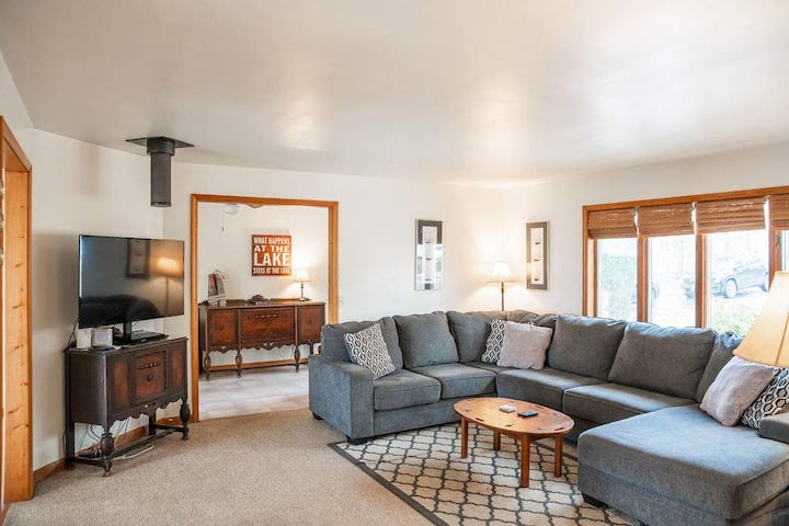 Lakefront 8br House With Private Dock & Fire Pit - Geneva, NY