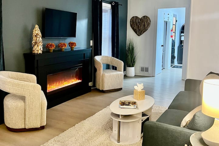 The Cozy Mitten – 2 Bedroom/1 Bath, Fenced Yard - Muskegon, MI