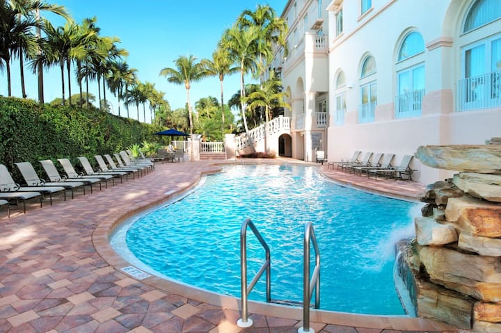 2 Units With Access To Pool! Free Parking! - Naples, FL