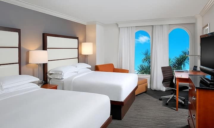 Great Relaxing Overnight Stay! Outdoor Pool! - Naples, FL