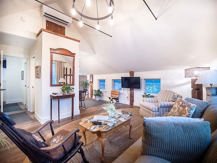 Historic Hobble Loft - Steps To Restaurants! - Stowe, VT
