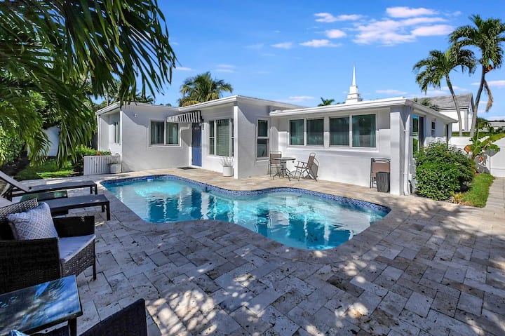Coastal Pool Villa Near Downtown Delray Beach - Delray Beach, FL