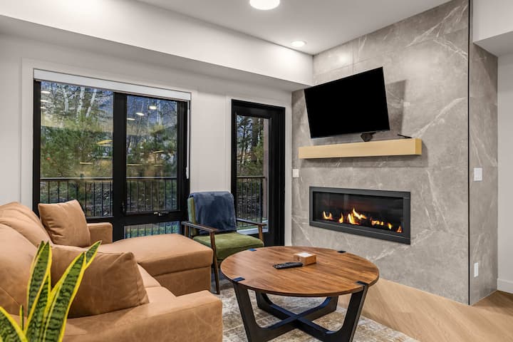 King Beds, Fire Place, New Build - Canmore