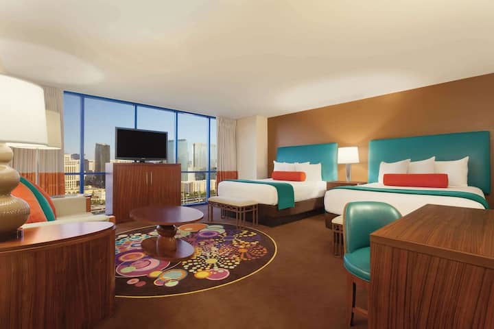 2 Connecting Hotel Suites - 6 Beds - Las Vegas