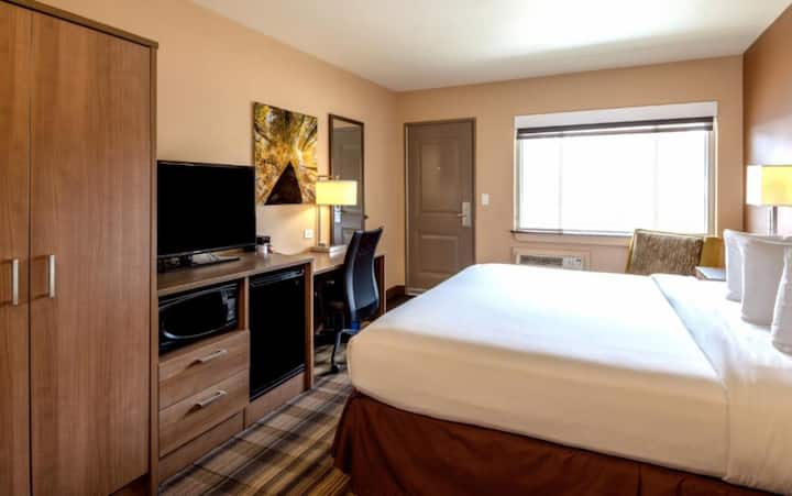 Steps From Boulder University + Free Parking&pool - Boulder, CO