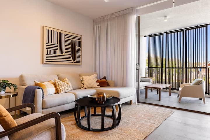 Byron Waves On Jonson - Byron Bay