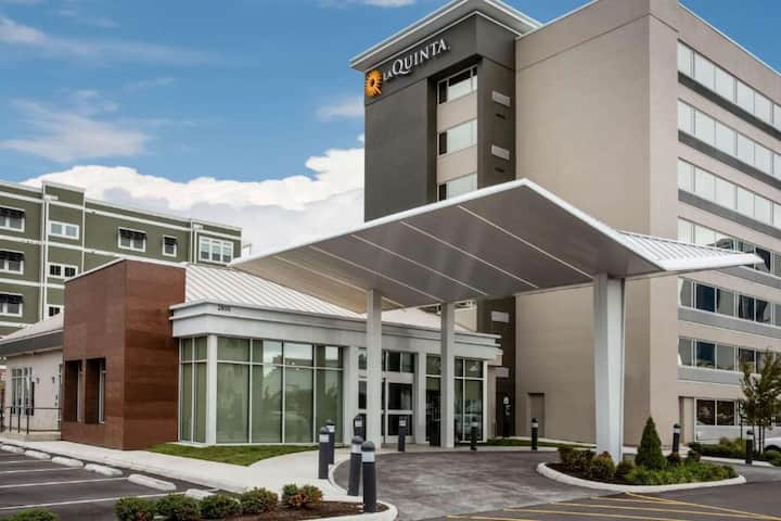 Steps From The Beach + Free Breakfast - Virginia Beach, VA