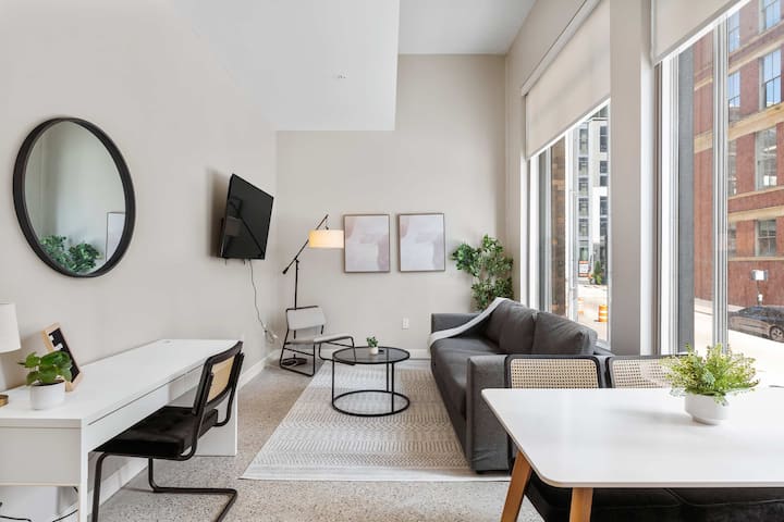 Cozysuites Textile | 4br/4ba Combo (2 Units) - Covington, KY
