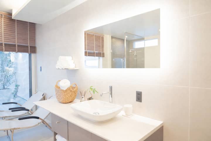 広々キッチン&サウナ_パリ気分のおしゃれなヴィラ|富士山麓/新富士駅から車10分 - Fuji