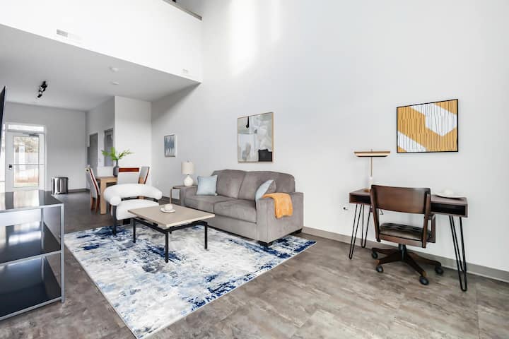 Landing | Stunning 1bd, Courtyard - Springfield, MO