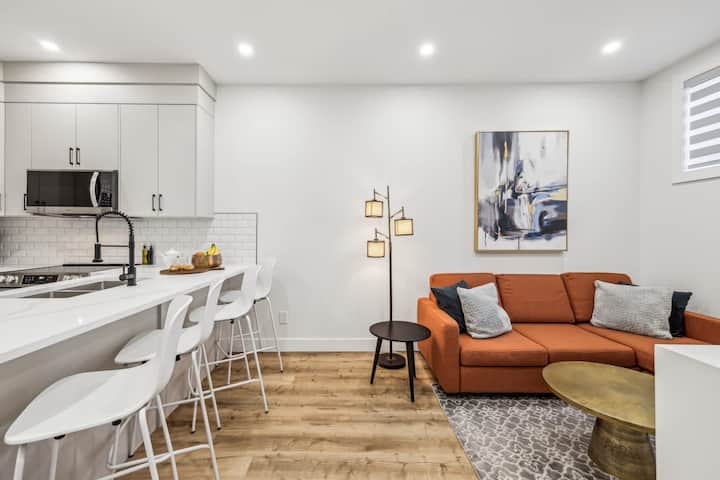 Luxury Lower Suite, 9 Ft Ceiling, Full Kitchen - Mount Royal University