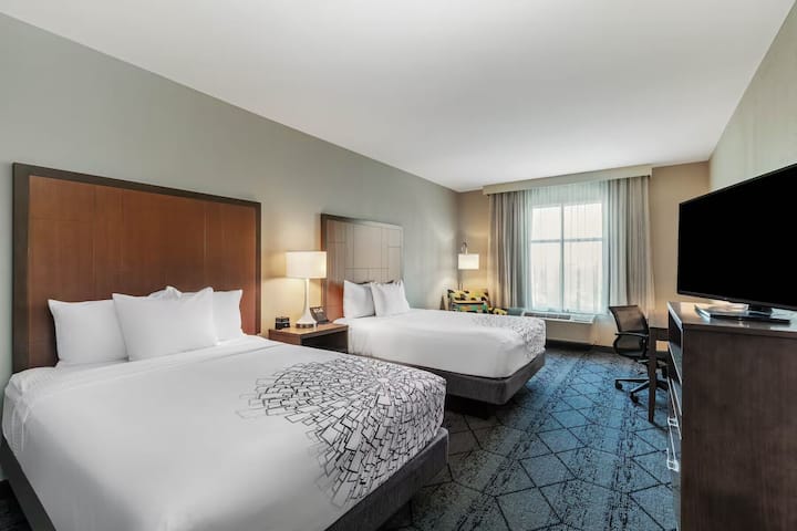 2q Beds | La Quinta Kc Beacon Hill | Free Parking - Kansas City, MO