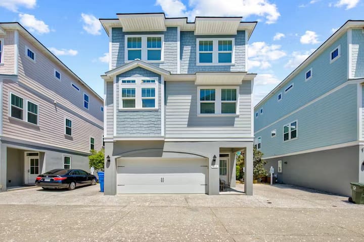 Ocean-view Escape — Steps To The Beach! - Myrtle Beach, SC