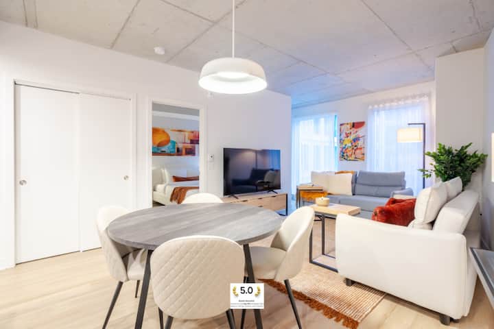 Boutique Escape In Old Montreal | Parking Included - Montreal