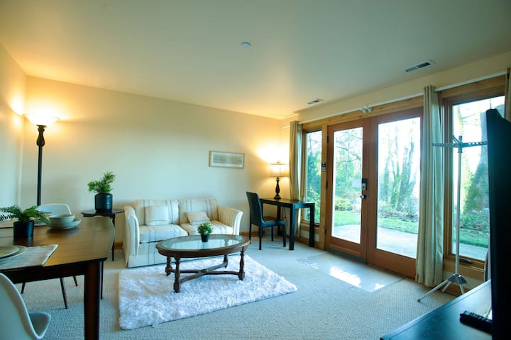 Serene King Suite Retreat On Quiet Mercer Island - Mercer Island, WA