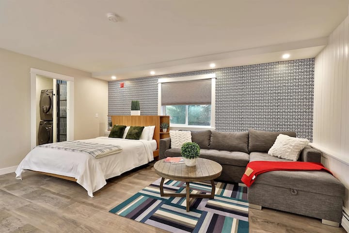 Modern Studio: Walk To Shuttle | Fireplace & Pool - Killington, VT