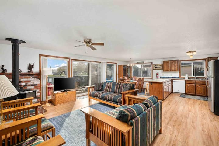 Family Beach Cottage W/ Game Room, *Pet Friendly - Seaside, OR