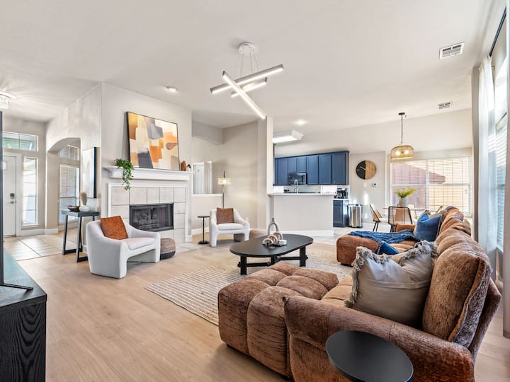 Boho Dreamscape | 4bd + Game Room + Pool - The Colony, TX