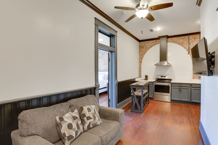 Walk To Museums! Historic Downtown Marshall Apt - Marshall, TX