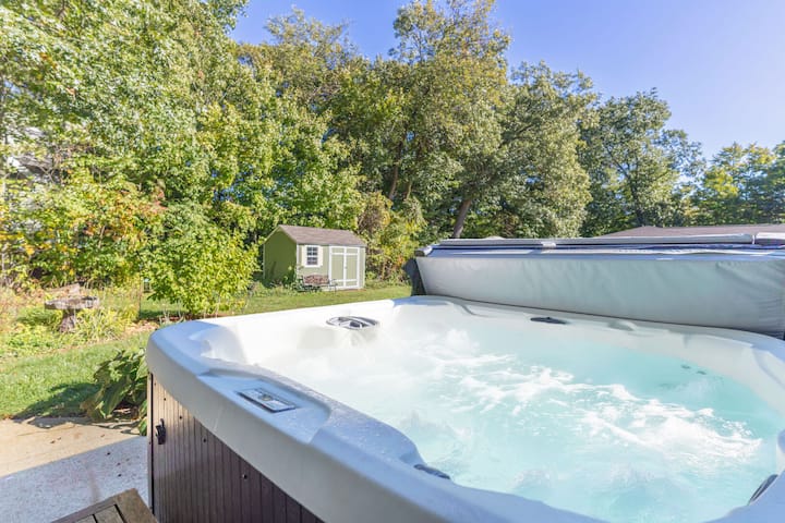 Emerald Oasis! Luxurious Hot Tub & Fire Pit - Saugatuck, MI